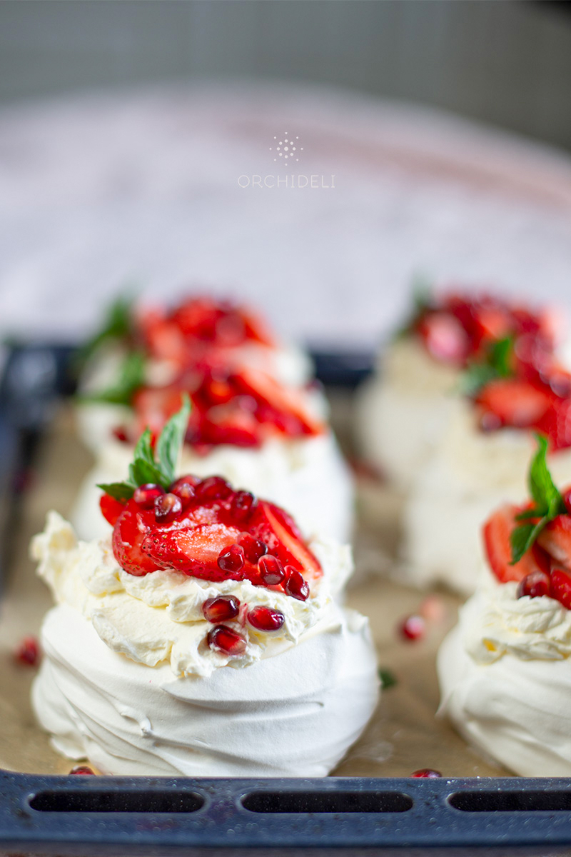 Przepis na mini bezy z truskawkami — Orchideli Przepisy