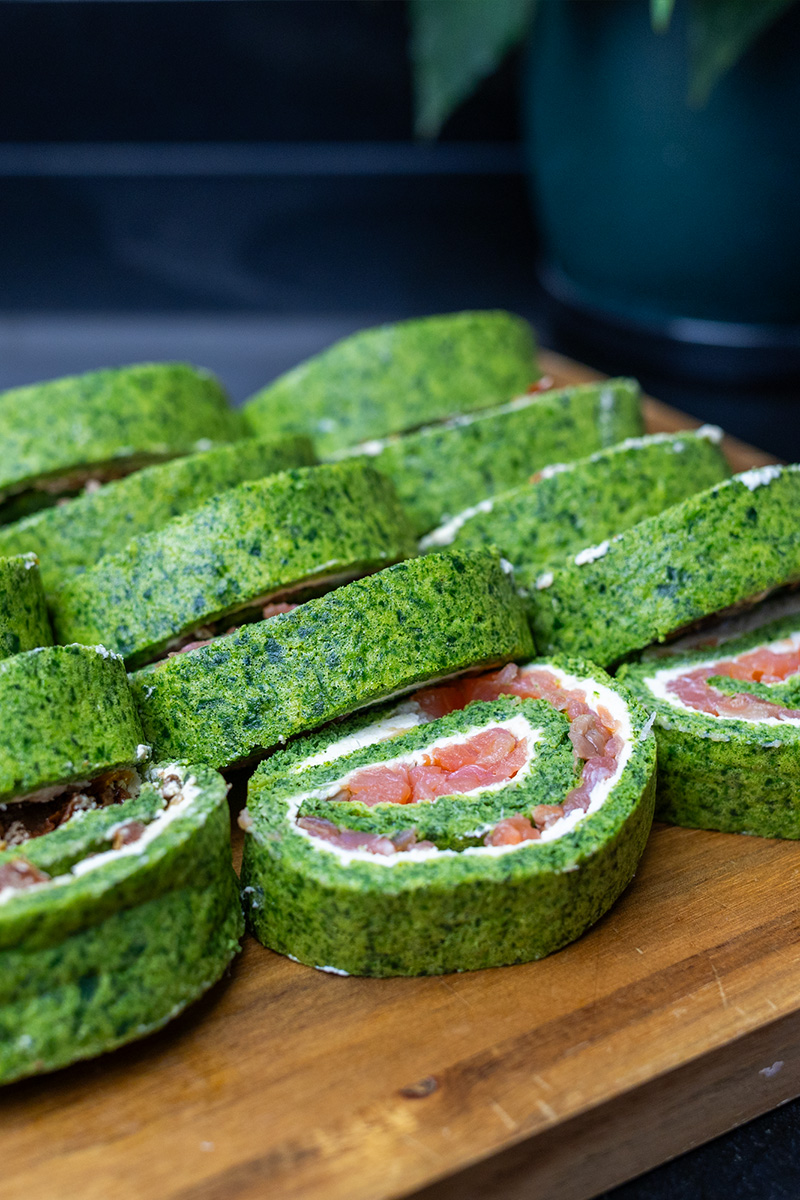 Rolada szpinakowa z łososiem i suszonymi pomidorami — Orchideli Przepisy